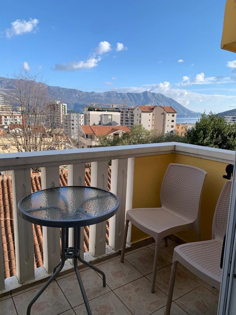 One bedroom apartment with a view of the sea and the city, Babin Do ...